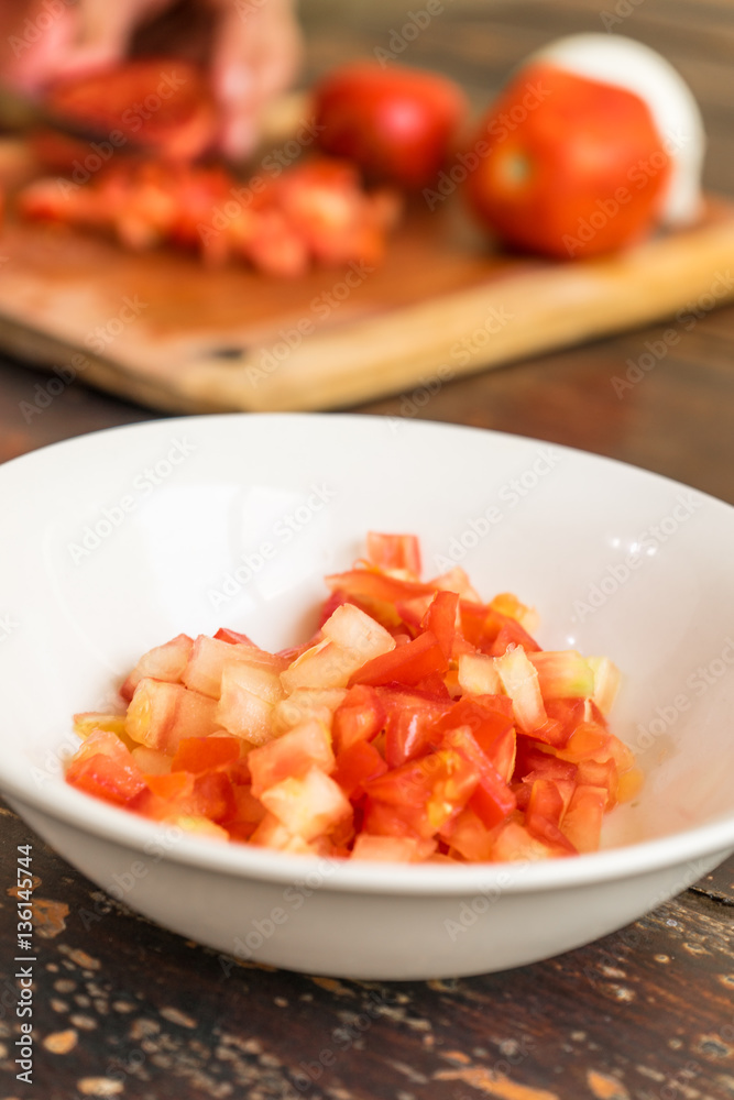 Tomates machacados y partidos para receta de un chirmol, comida ...