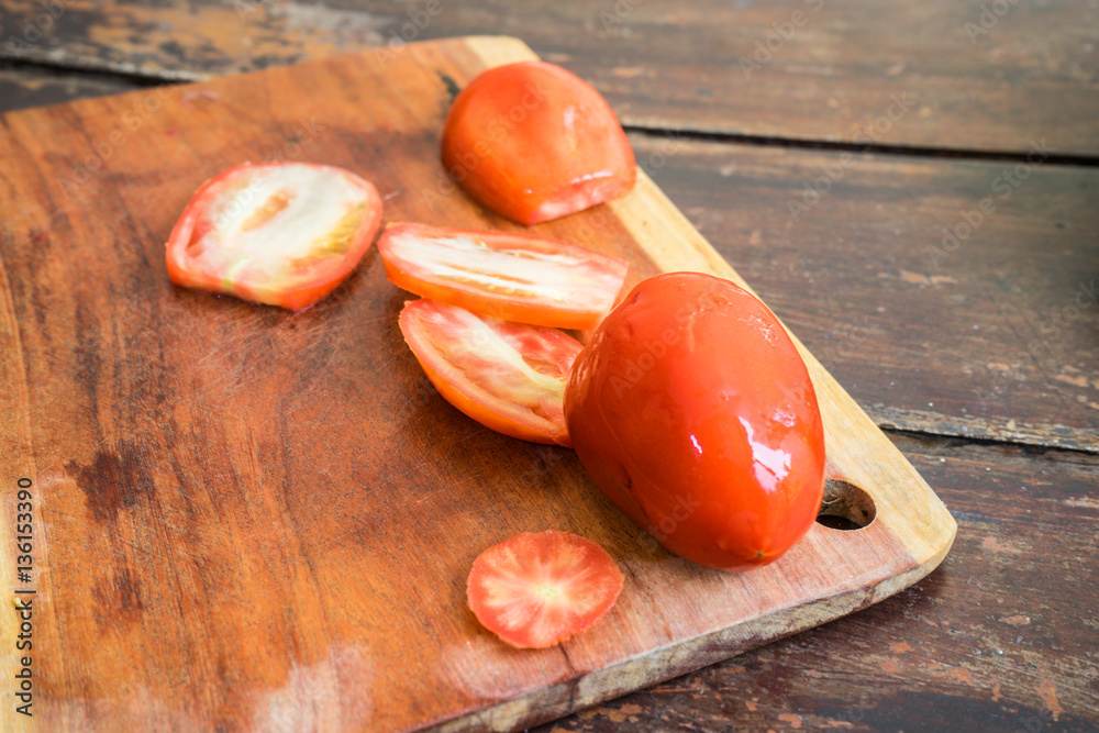 Tomates machacados y partidos para receta de un chirmol, comida ...