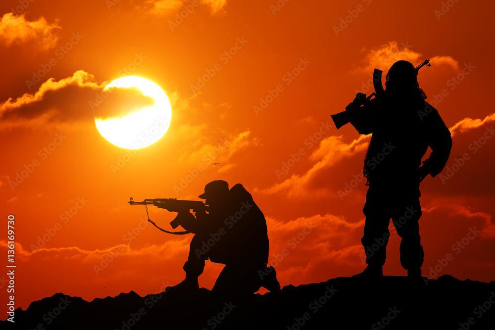 Two men shot dead a soldier holding a gun and Vit mountain piktureskie ...