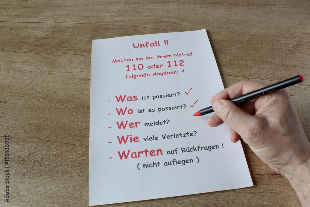 Die fünf W-Fragen nach Unfall oder Notfall Stock-Foto | Adobe Stock