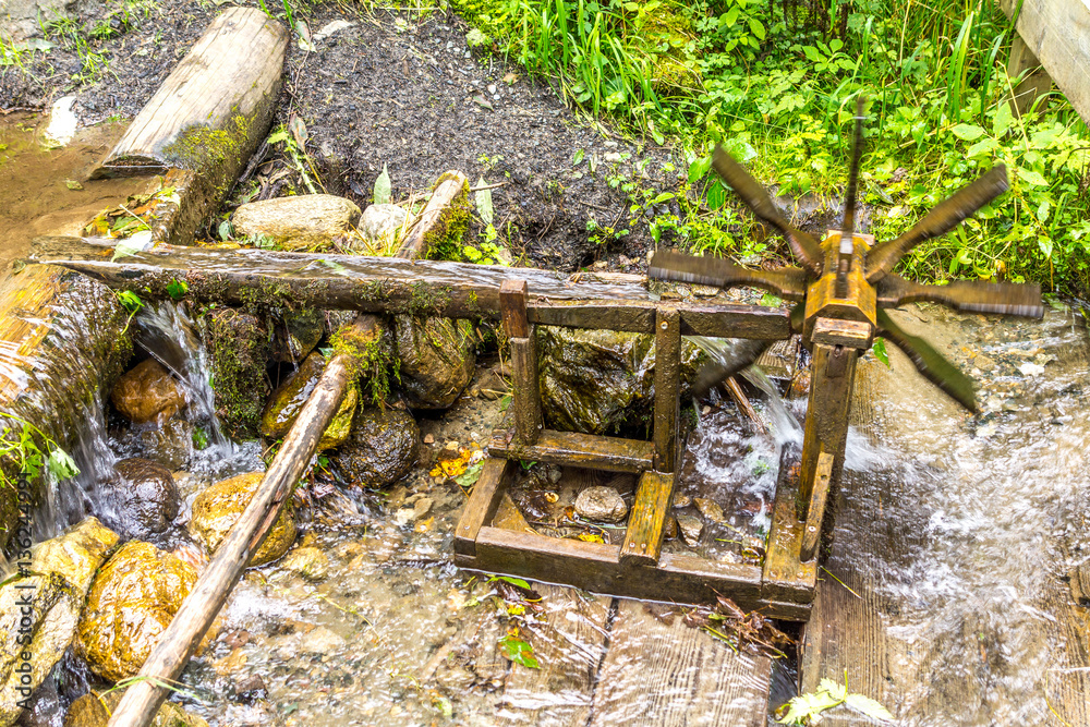 Wasserkraft bewegt das Wasserrad im Bachlauf Stock Photo | Adobe Stock