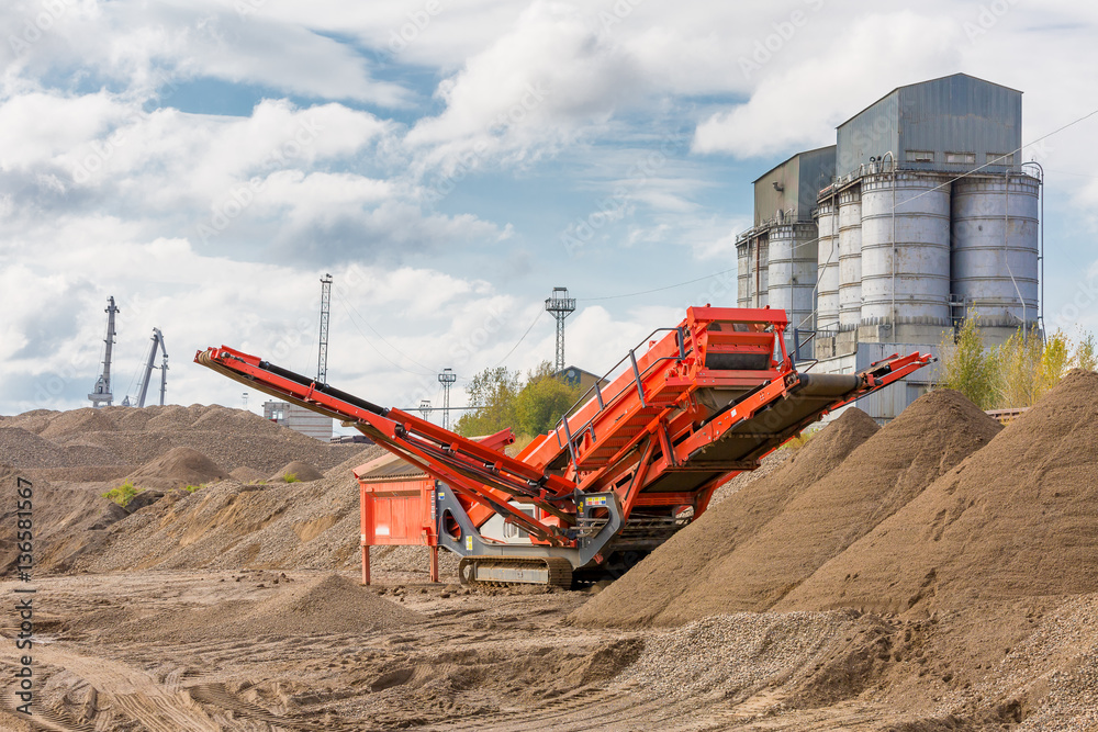 mobile sorting installation on caterpillar and gravel Stock Photo ...