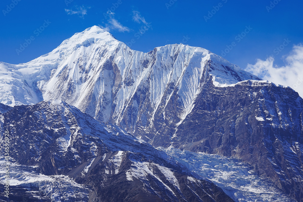 Foto de Nepal mountain landscape. Annapurna massif and the glacier, at ...