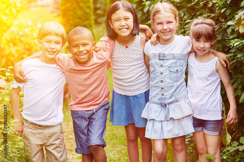 Lachende Gruppe Kinder im Garten zusammen Stock Photo | Adobe Stock