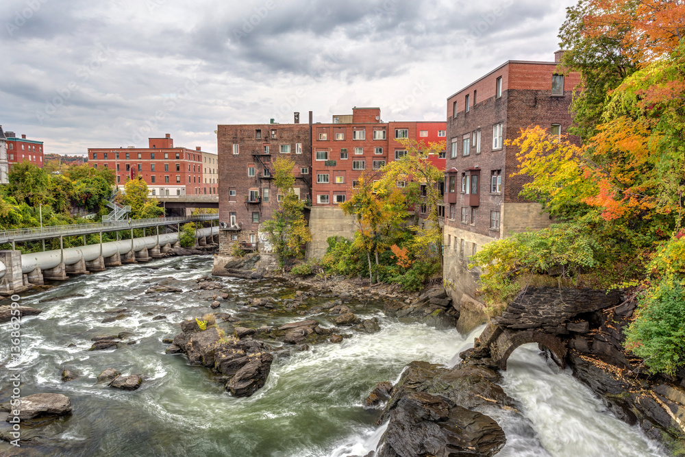 Foto de magog river in autumn in sherbrooke city centre, Quebec, Canada ...