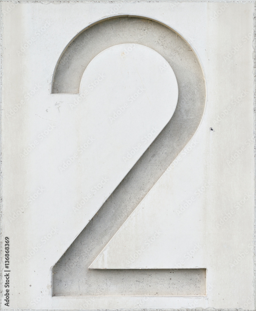 Concrete wall with number 2 - Muro in cemento armato con il numero 2 ...