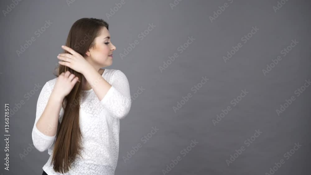 Vidéo Stock Woman combing her healthy hair with comb. Young latin ...