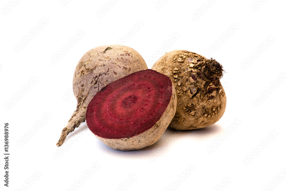 Rohe rote Beete isoliert auf weiß foto de Stock | Adobe Stock