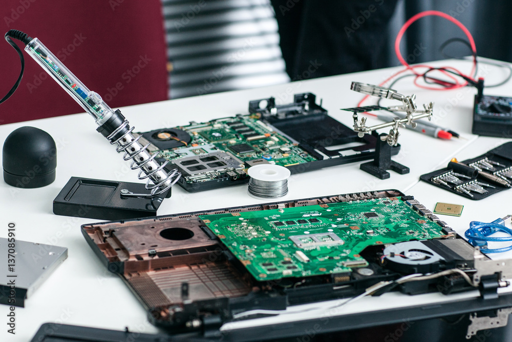 Foto Stock Electronic repairman workplace with components. Disassembled ...