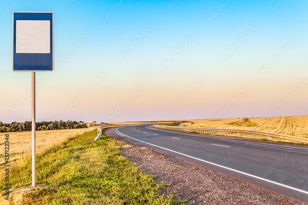 Foto de Rural asphalt road with markings and empty information road ...