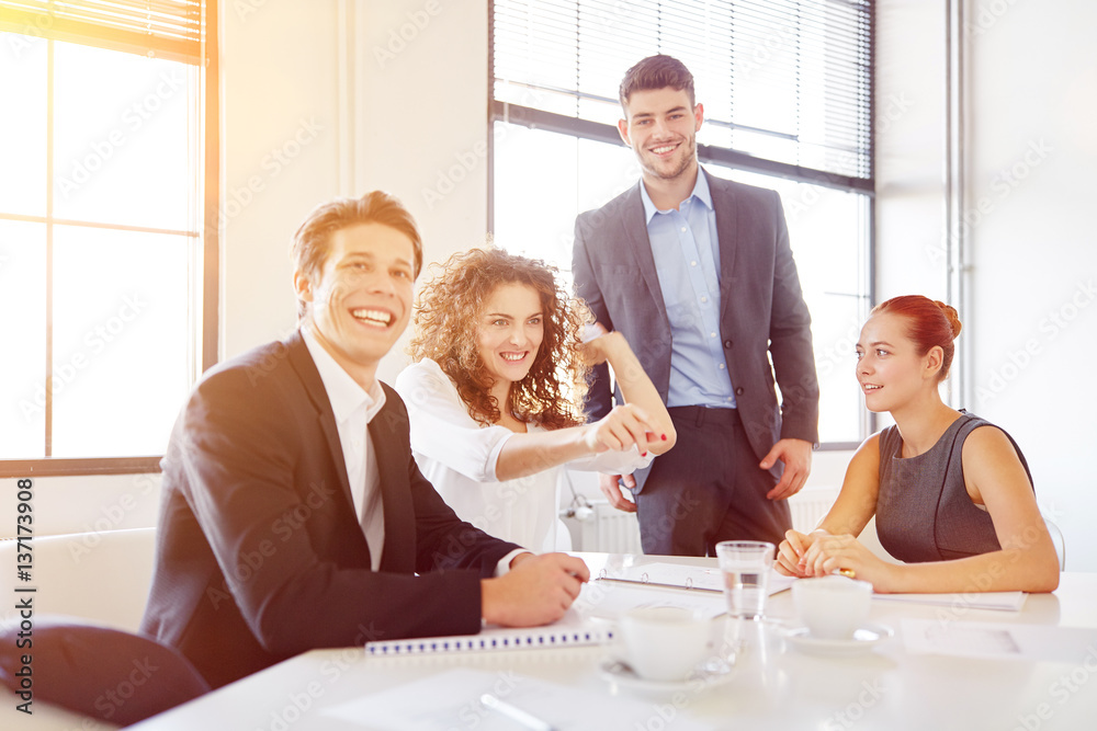 Start-Up Business Team hat Spaß im Büro Stock Photo | Adobe Stock