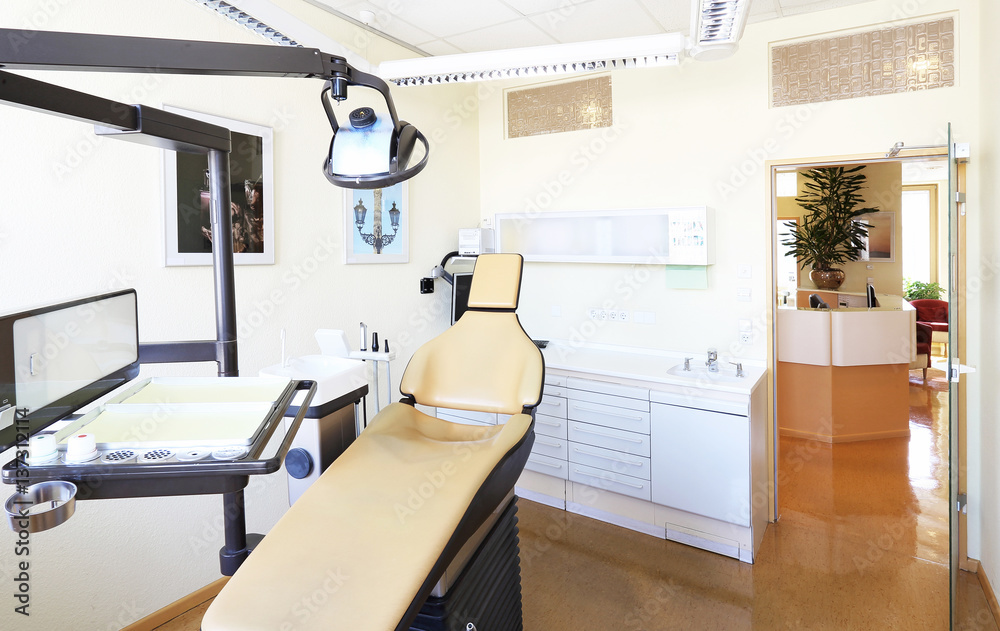 Behandlungszimmer beim Zahnarzt Stock-Foto | Adobe Stock