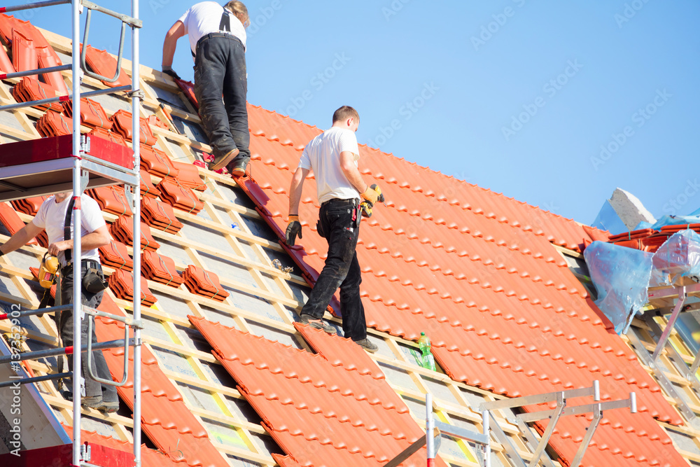 Dachdecker auf einem spitzdach Stock Photo | Adobe Stock
