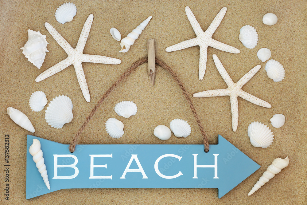 Foto de Off to the Beach. Wooden blue beach sign on sand with starfish ...