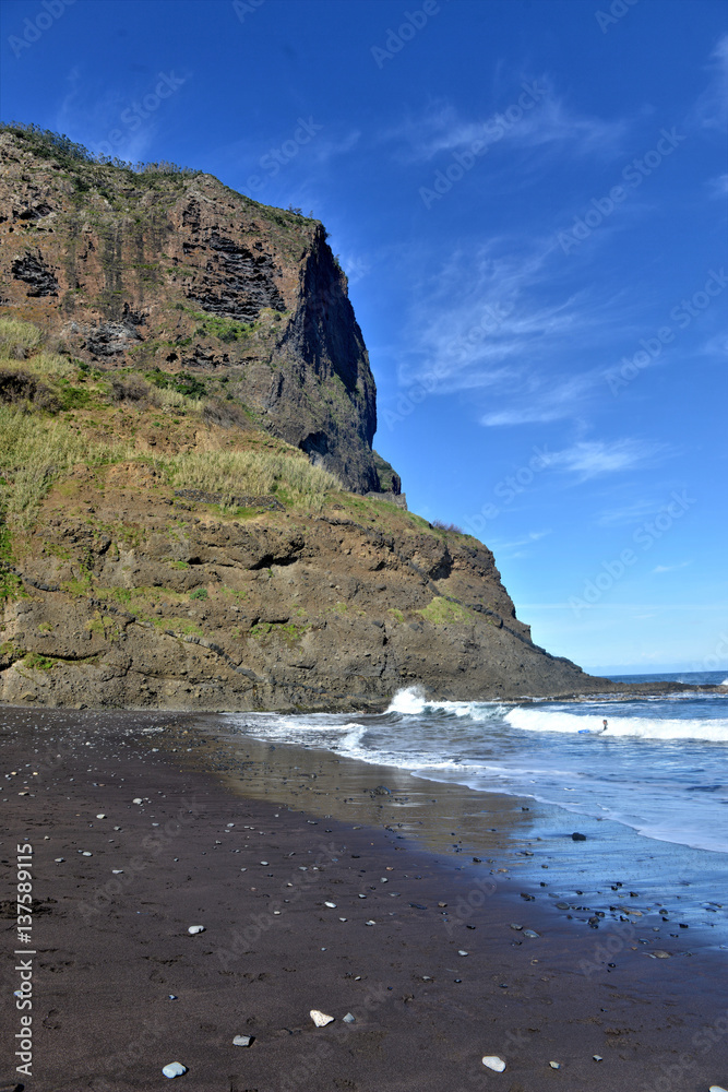Stockfoto plage et rocher | Adobe Stock