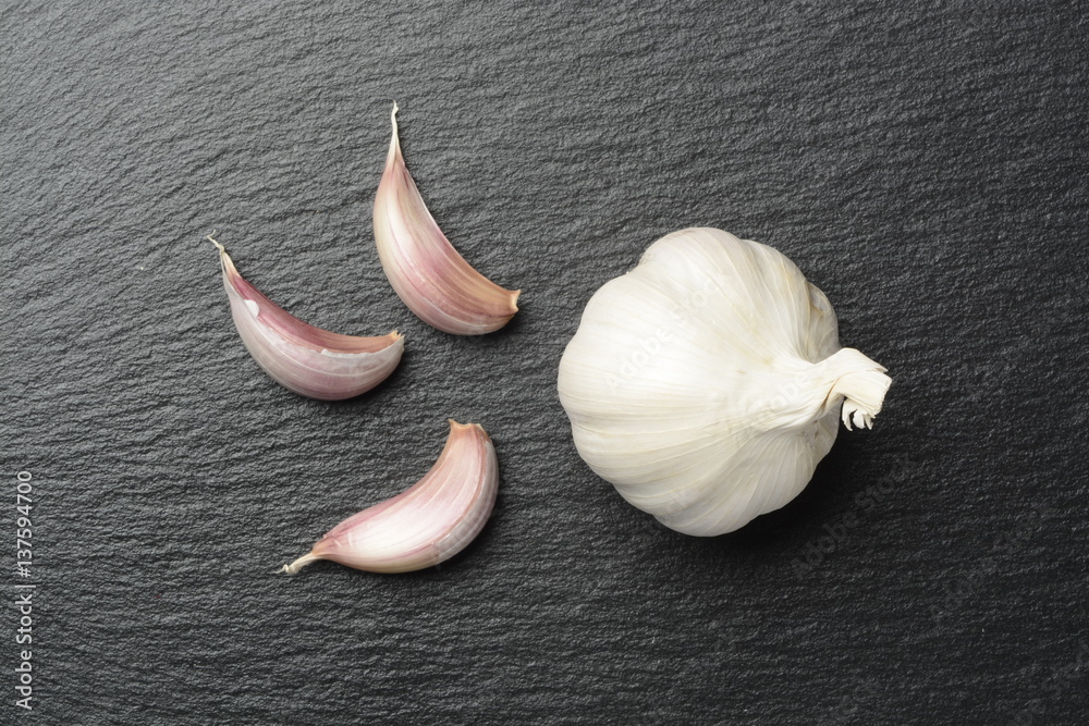 Ajos, dientes o partes de un ajo Stock Photo | Adobe Stock