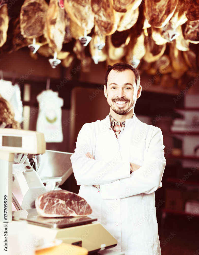 happy man shop assistant using scales for meat in butcher’s shop Stock ...