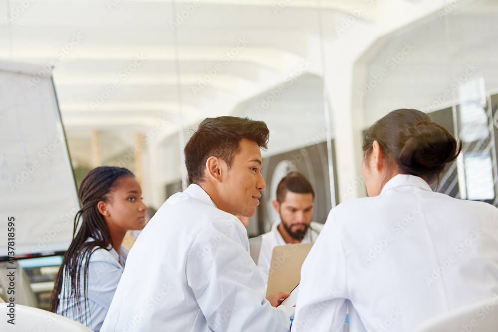 Studenten in der Ausbildung diskutieren Stock Photo | Adobe Stock