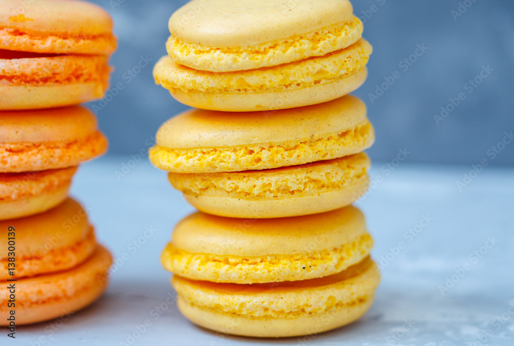 Foto Stock Homemade lemon and apricot macaroons on a concrete ...