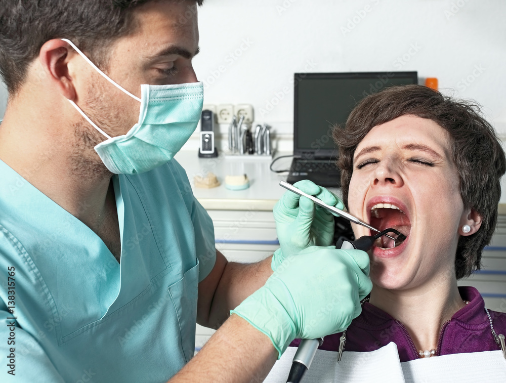 Patientin leidet beim Zahnarzt Stock-Foto | Adobe Stock
