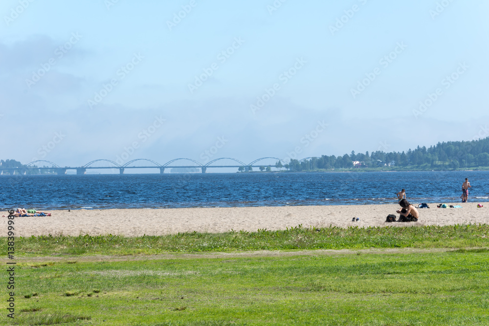 Badstranden i Karlsvik har fin sand, är långgrund och mycket uppskattad ...