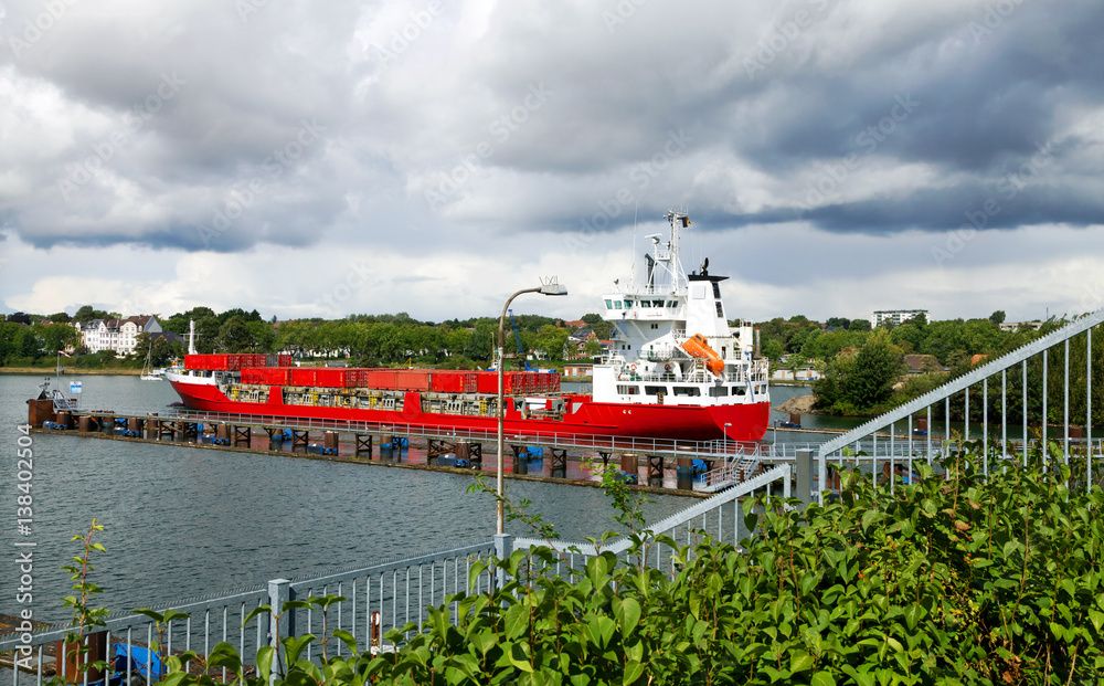 Nord-Ostsee-Kanal in Kiel, Holtenauer Schleuse mit Frachtschiff Stock Photo | Adobe Stock