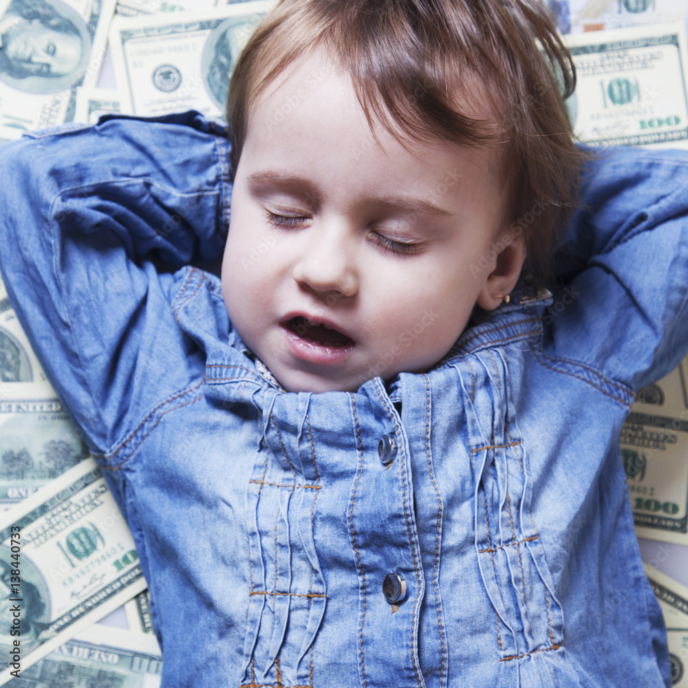 Foto Stock Young happy business baby girl lying in money. (People ...