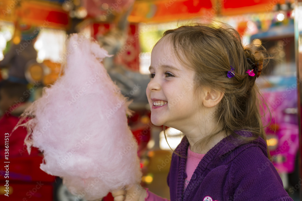 Kind mit Zuckerwatte Stock-Foto | Adobe Stock