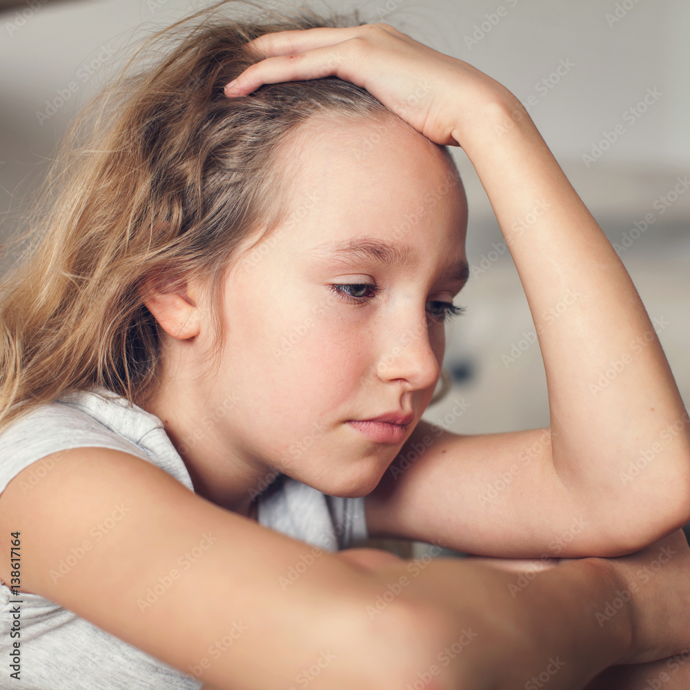 Sad child at home foto de Stock | Adobe Stock