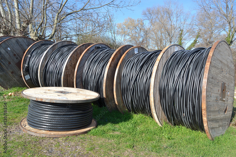 Foto Stock Rouleaux de câble électriques | Adobe Stock