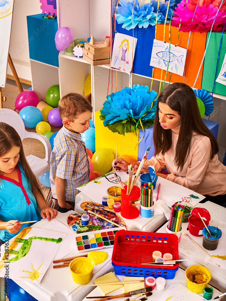 Foto de Childrens paint brushes and children painting and drawing in ...