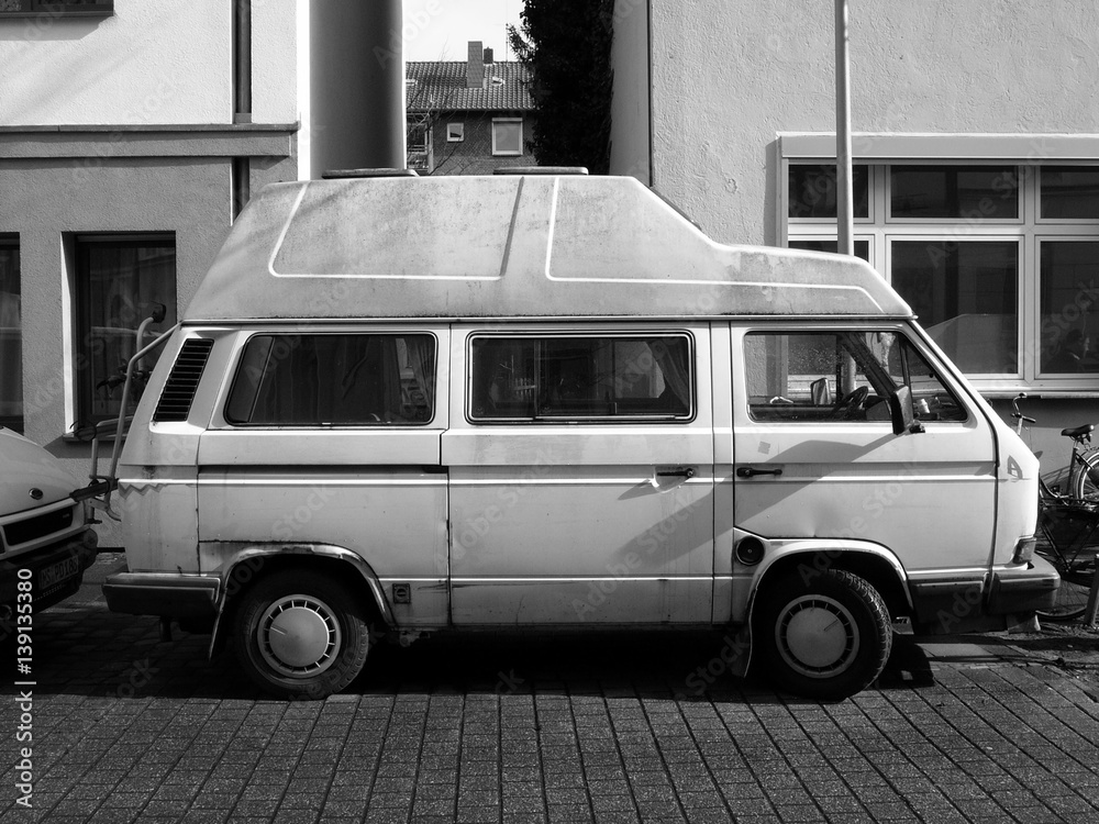 Silhouette eines alten Wohnmobil der Achtzigerjahre mit Hochdach für ...