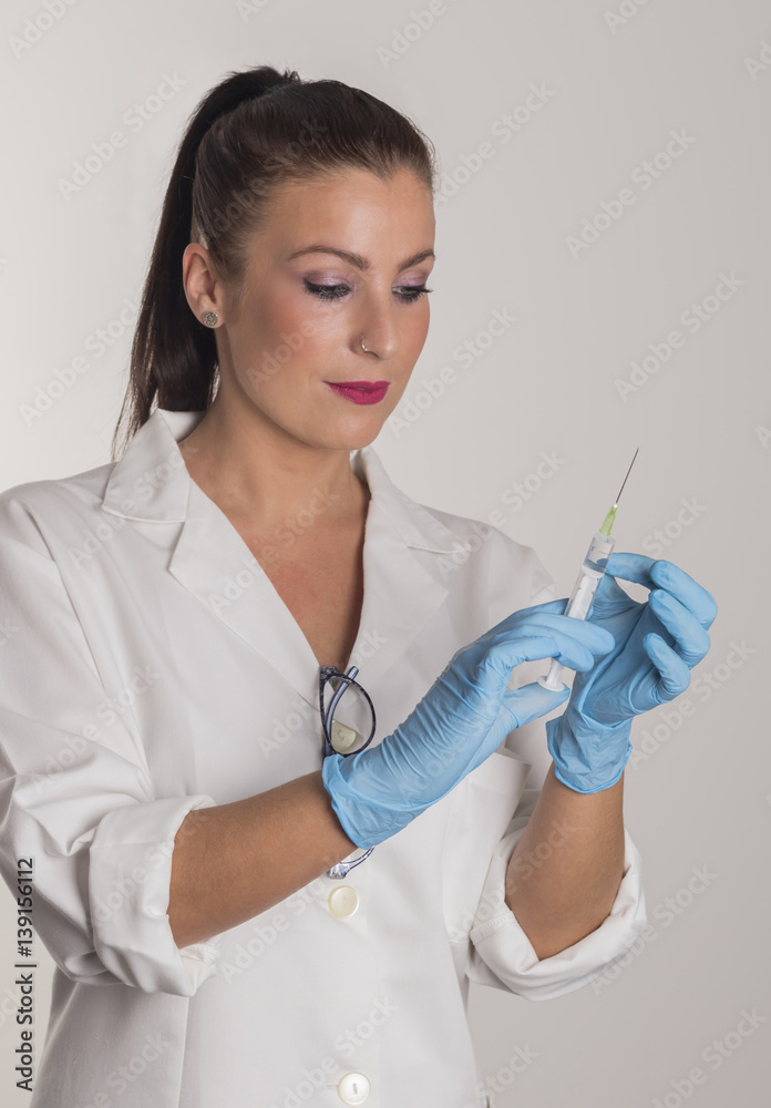 Guapa Doctora con jeringa Stock-Foto | Adobe Stock