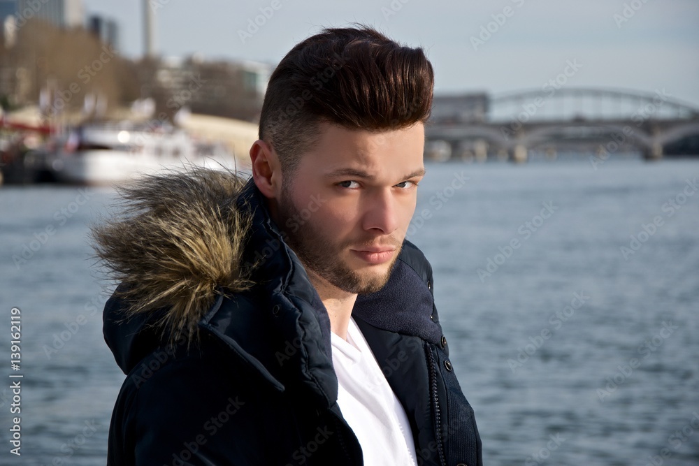 Portrait d'un jeune garçon sur un quai de seine à Paris Stock Photo ...