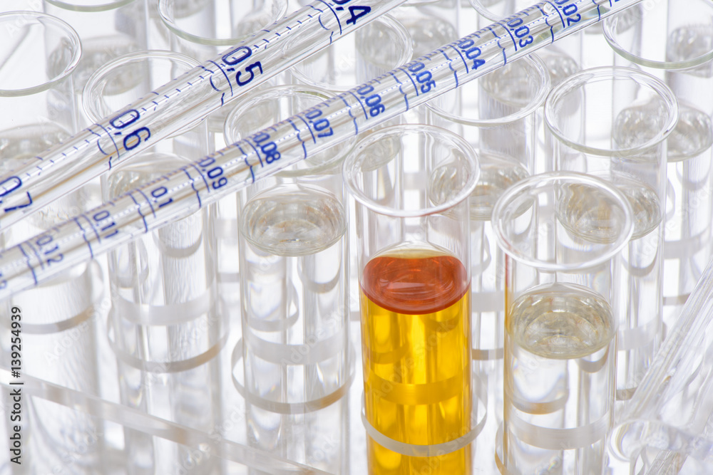 Chemie und Experiment im Labor mit Reagenzgläser Stock-Foto | Adobe Stock