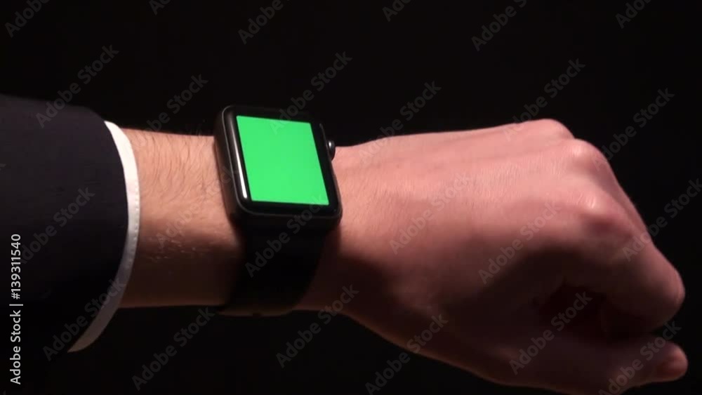 Vidéo Stock Hand gesturing in a smartwatch with green screen, chroma ...