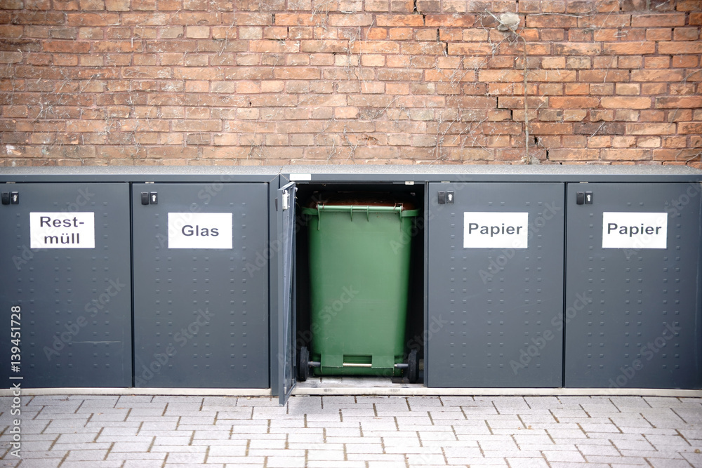 Private Abfallcontainer / In einer Reihe angeordnete Mülltonnen stehen ...
