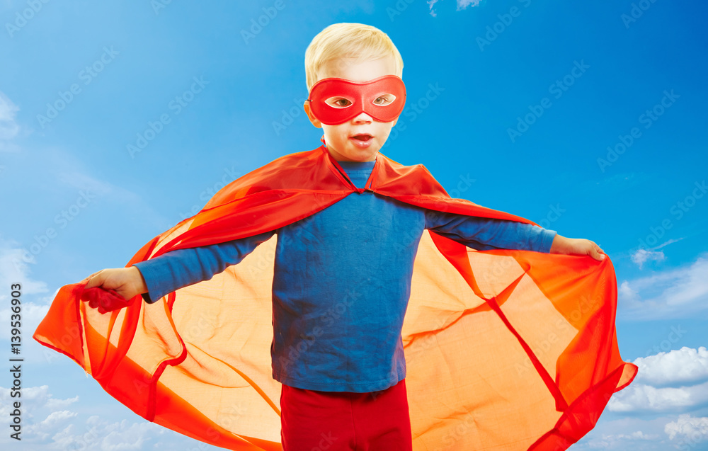 Kind als Superheld fliegt vor Himmel Stock Photo | Adobe Stock