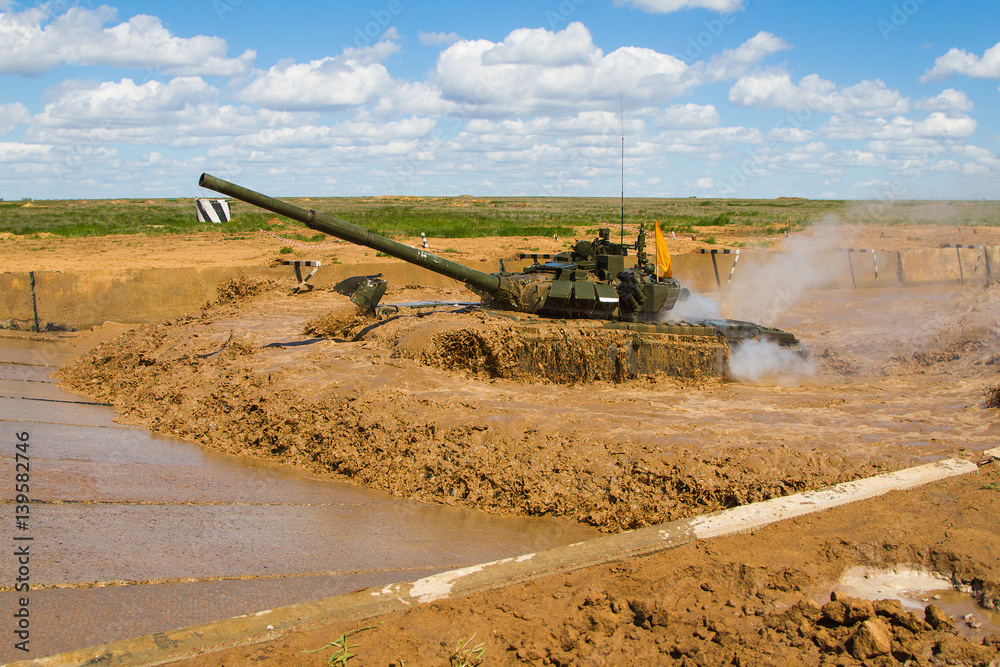 Army tank crosses the water obstacle Stock-Foto | Adobe Stock