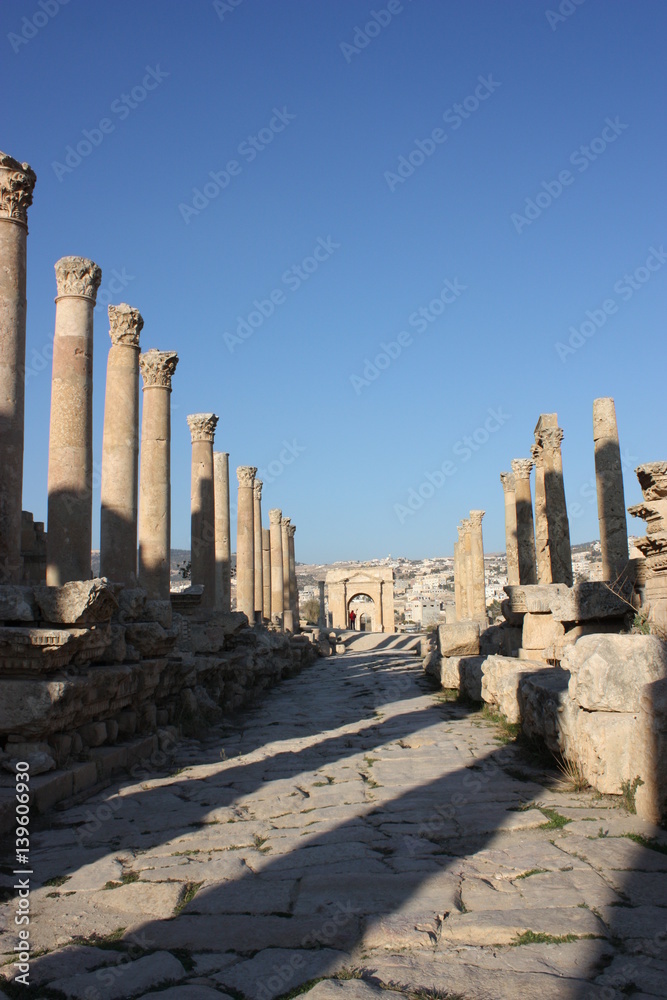 Column Street Cardo Maximus leads to North Gate in ancient city Jerash ...