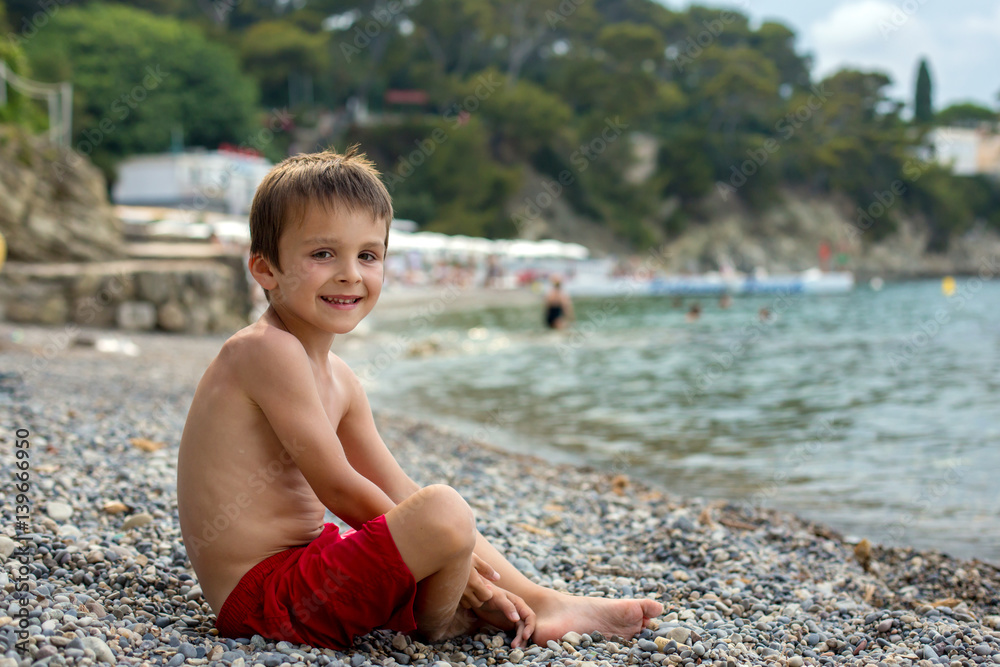 Cute portrait of a preschool child on the beach foto de Stock | Adobe Stock