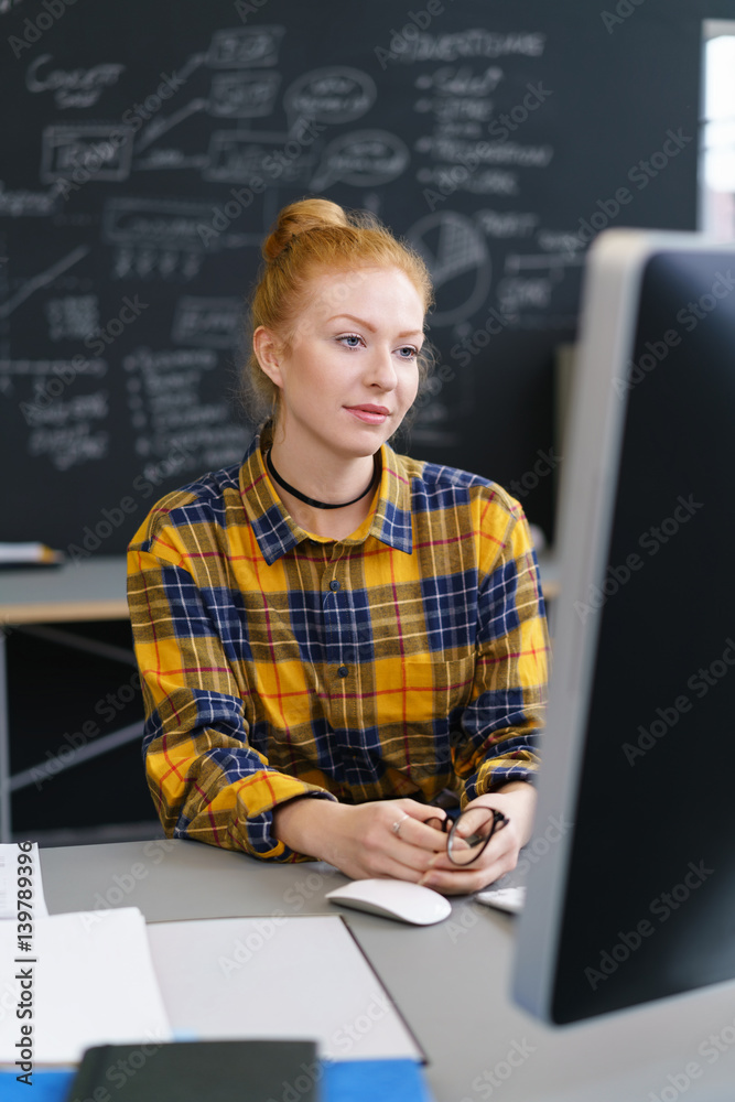 kreative junge mitarbeiterin im büro Stock-Foto | Adobe Stock