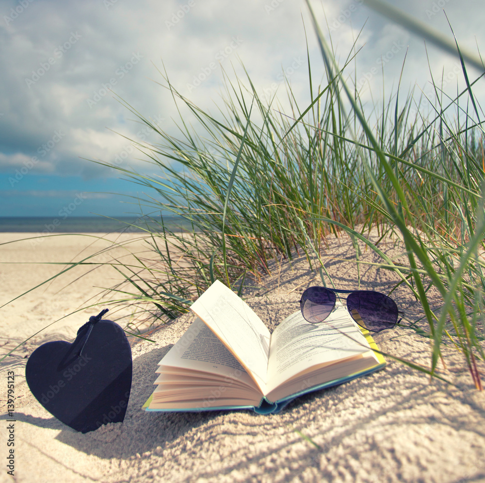 Strandurlaub mit Buch Stock-Foto | Adobe Stock