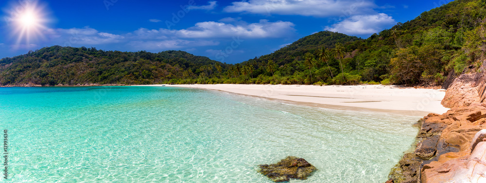 Panorama eines einsamen, tropischen Strand in Malaysia Stock Photo ...