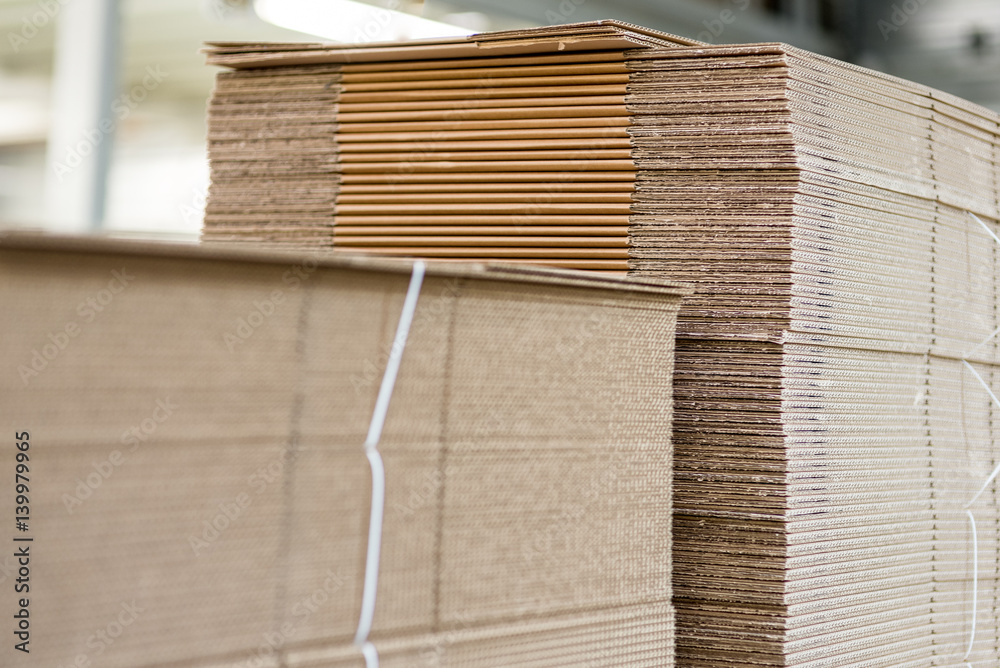 Pile de cartons dans un entrepôt foto de Stock | Adobe Stock