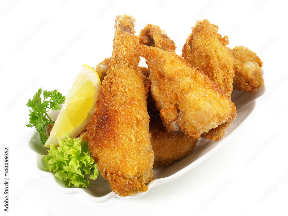 Knuspriges Backhendl mit Zitrone Stock-Foto | Adobe Stock