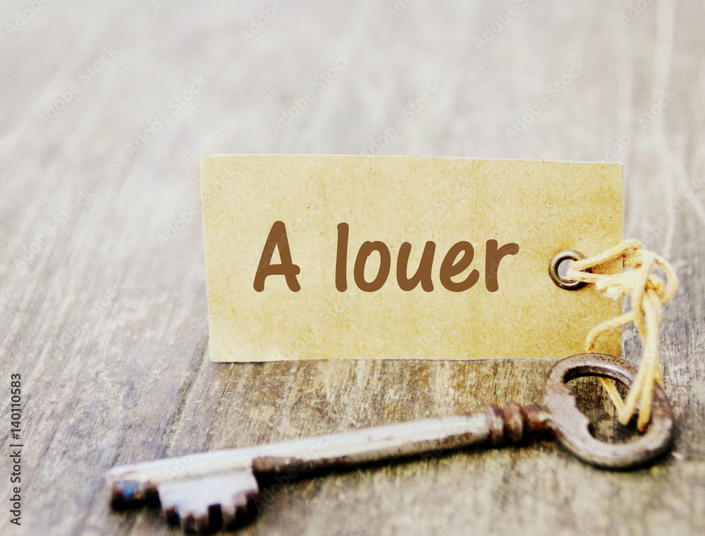 a louer sur écriteau et clé,concept sur fond bois Stock Photo | Adobe Stock