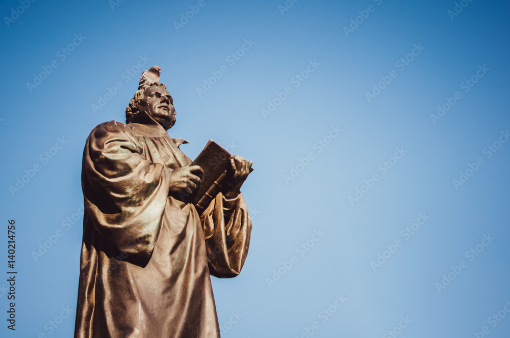 Martin Luther Statue auf dem Anger, Erfurt mit Taube Stock-Foto | Adobe ...