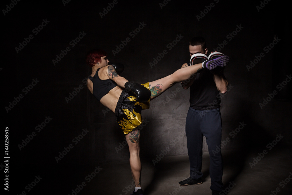 Woman boxer hitting training mitts held a boxing trainer foto de Stock ...