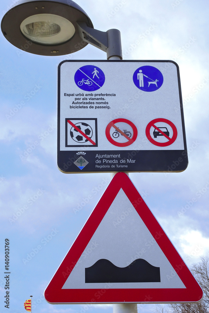 Letreros informativos en la calle y farola de luz en el pueblo de ...